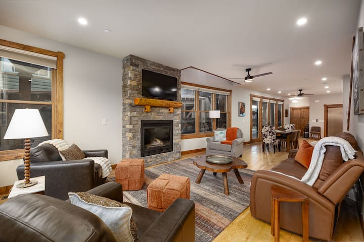 New! Private Hot Tub | Town Center | Sleeps 9 - Big Sky, MT