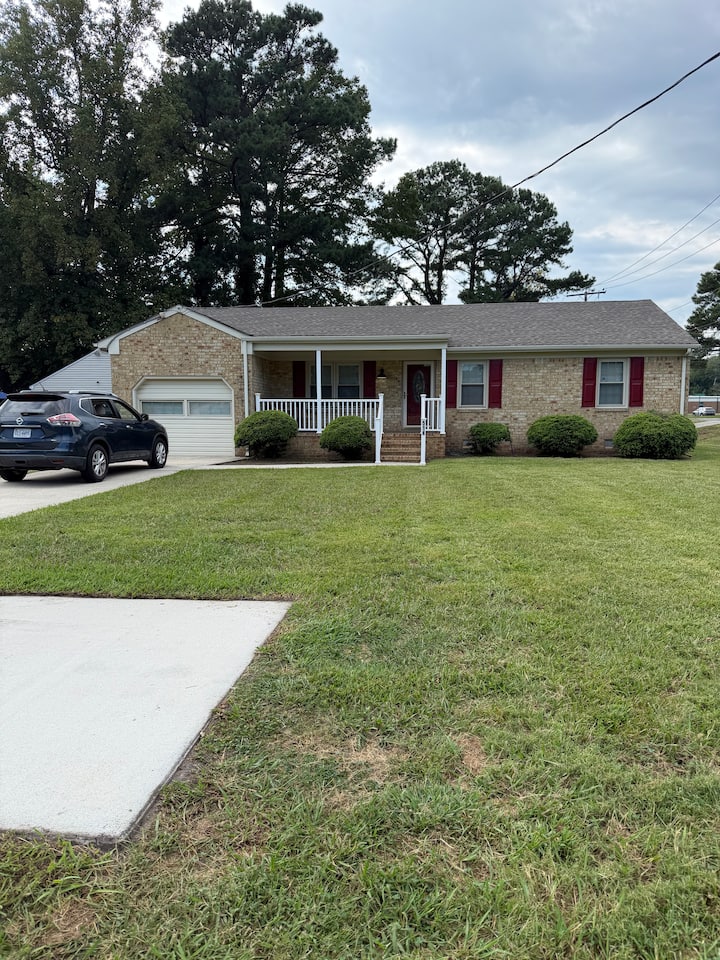 King Bed, 3 Bdrm, 1.5bth, Sleeps 6-8, Brick House. - Chesapeake, VA