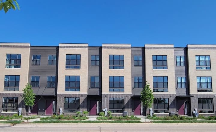 Prime Location 3 Level Townhome In Yorktown - Oak Brook, IL