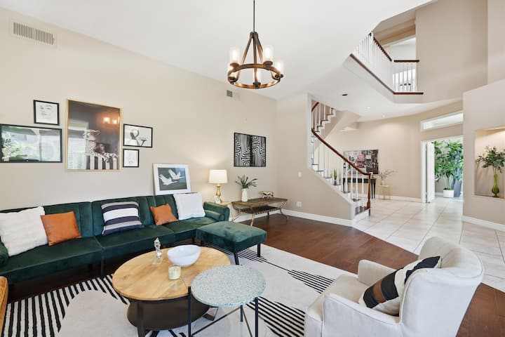 Elegant 5 Bedroom House W/king Bed & Pet Friendly - Santa Clarita, CA