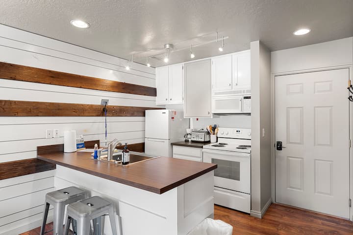 Inn Building Condo #202 | Pool, Hot Tub, Mtn Views - Garden City, UT