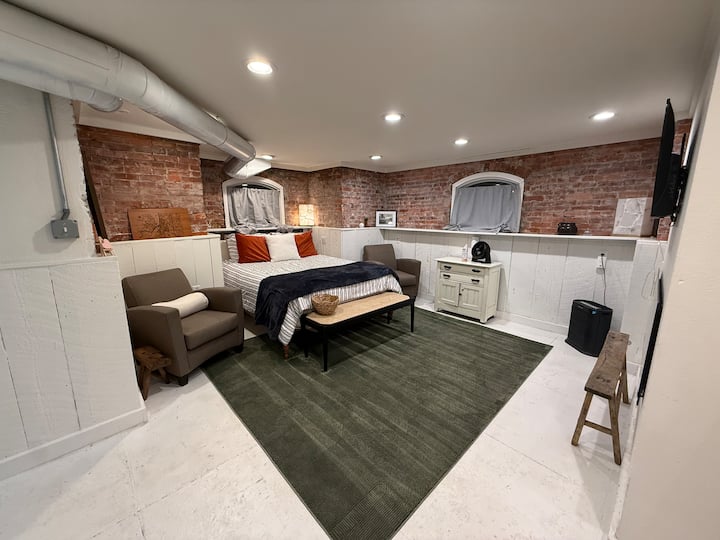 Private Basement Suite In Historic Home - Salem, OR