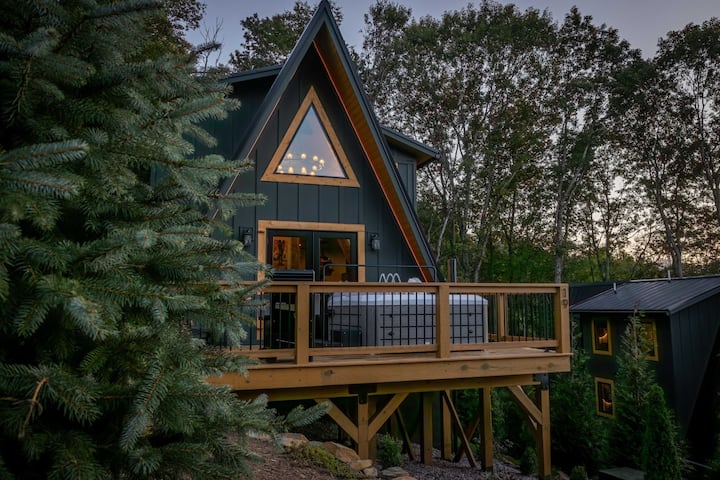 West Jefferson A-frame · Hot Tub · Walk To Town - West Jefferson, NC