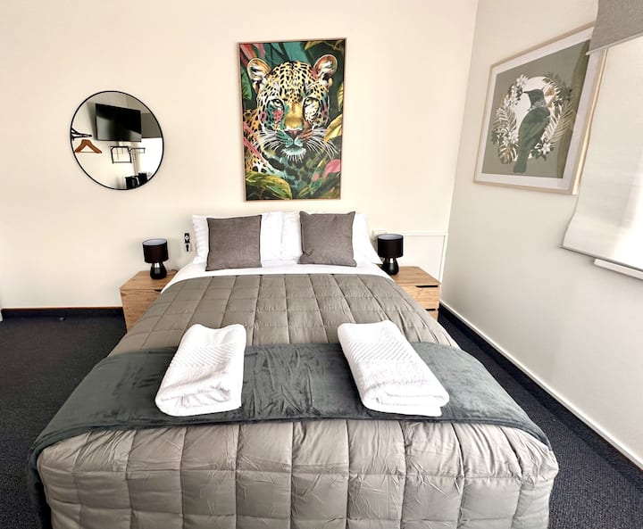 Large Queen Room Share Bathroom Mountain View - Franz Josef / Waiau