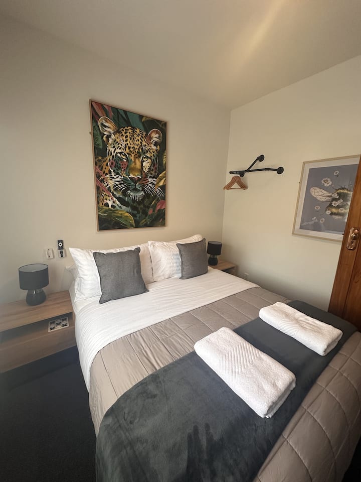 Queen Room Shared Bathroom Mountain View - Franz Josef / Waiau