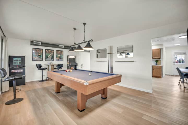 Pool Table+arcades | Near Airport | New Remodeled - Berea, OH