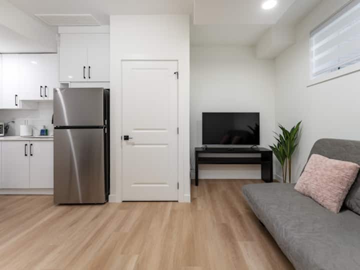 The Peaceful Hideaway Near Grey Nuns Hospital - Edmonton