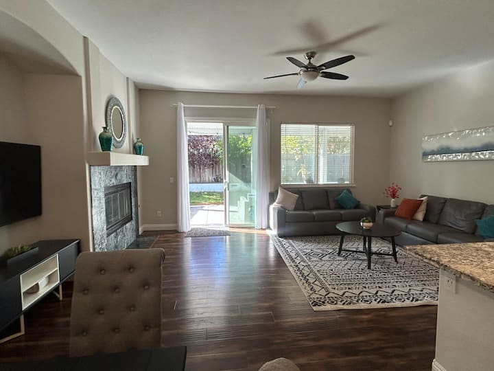 Modern 4br Elk Grove Home | Easy Parking - Elk Grove, CA