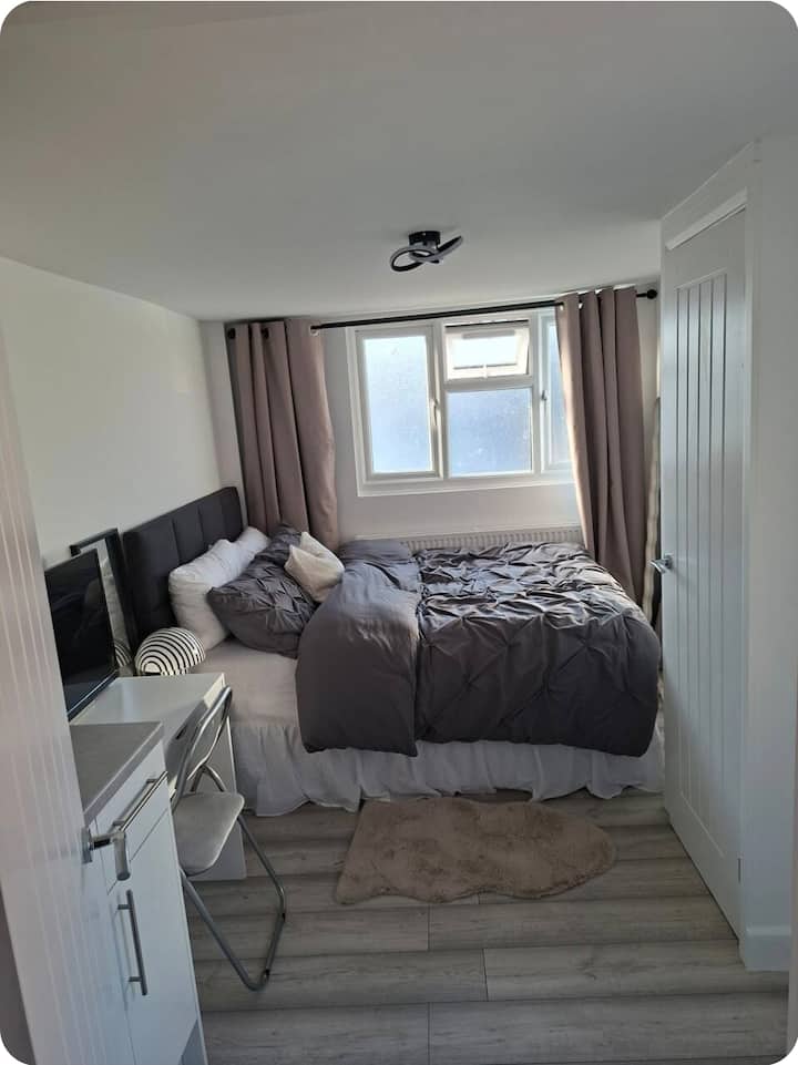 Private En-suite - Basildon