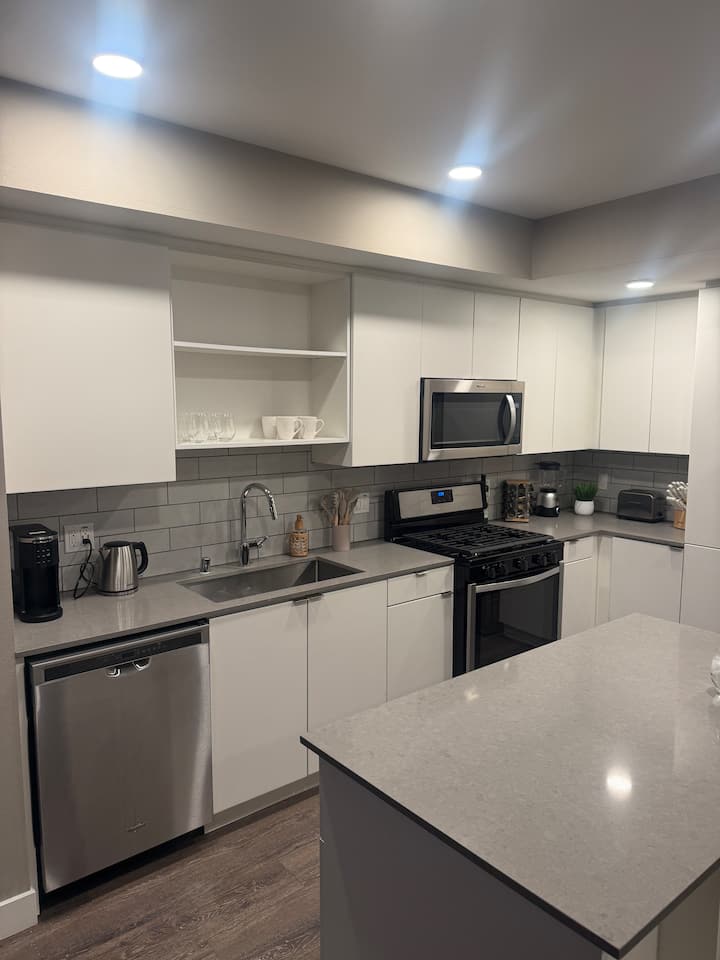 West Hollywood Retreat | Pool & Free Parking - West Hollywood, CA