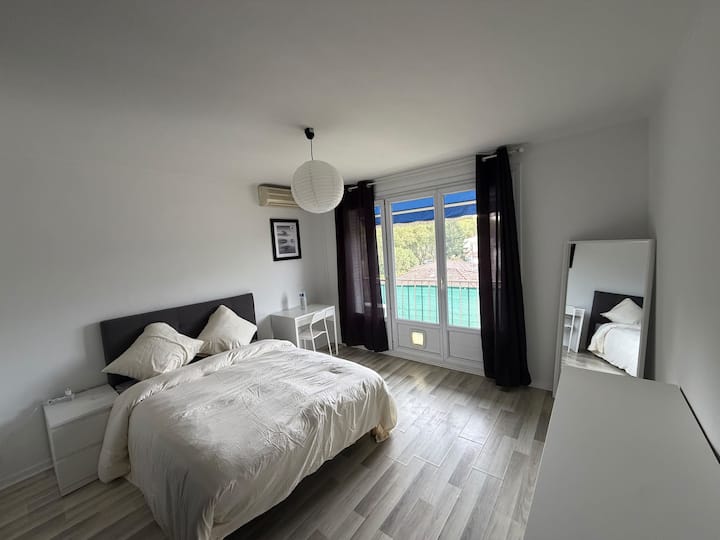 Chambre Spacieuse Lumineuse Avec Balcon - Givors