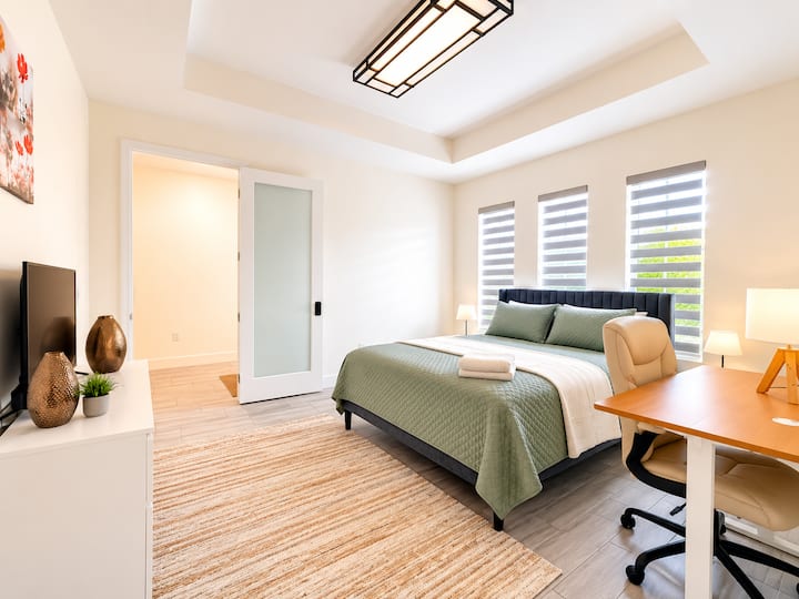 Private Queen Room X5, Lockable Door - Christmas, FL
