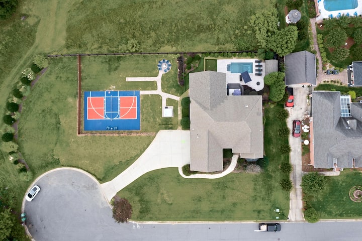 6 Bedroom | Pool | Pickleball | Golf Sim | Theater - High Point, NC