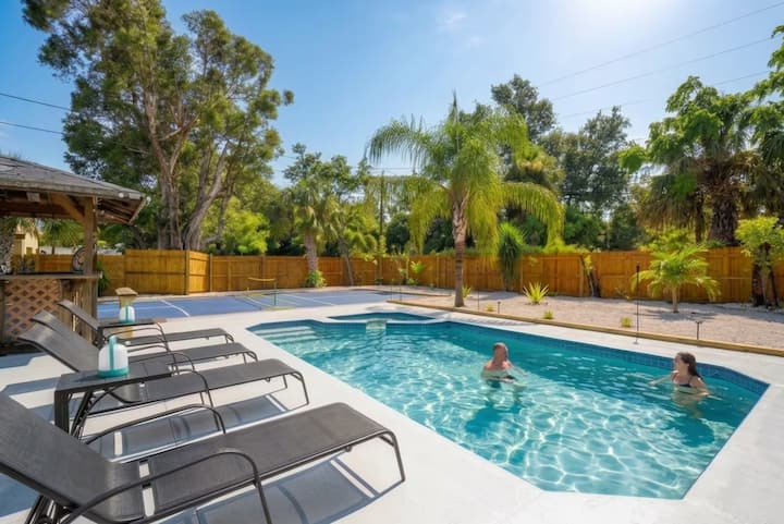 St Petes Clean & Cozy Beach Villa With Pool & Bbq - St. Petersburg, FL