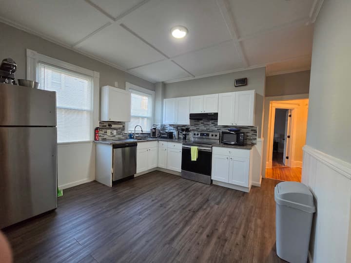 2br Apartment Near Wesleyan 303 - Cromwell, CT