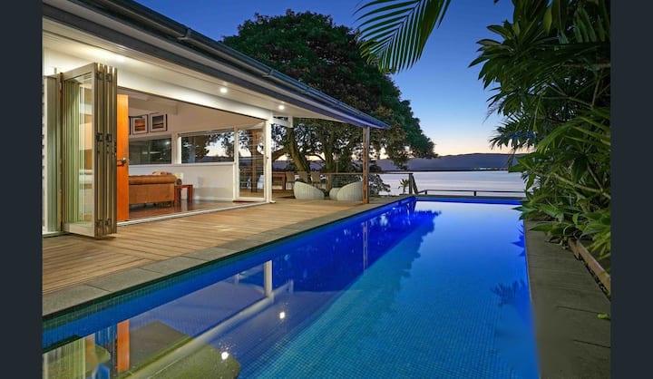 Waterfront Pool House On Lake Illawarra - Jamberoo