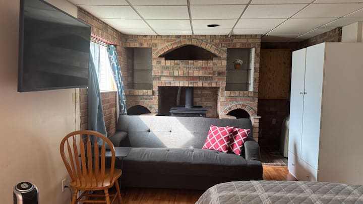 Bright & Cosy Basement Suite With Kitchen. - Windsor, ON, Canada