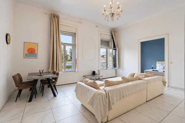 Danube Riverside Parliament View Luxury Apartment - Budapest