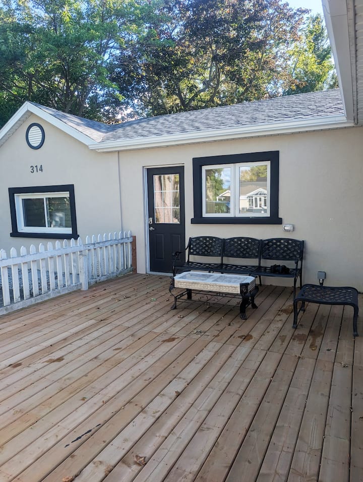 Old Town Getaway | 3br, Fenced Yard & Decks - Niagara-on-the-Lake