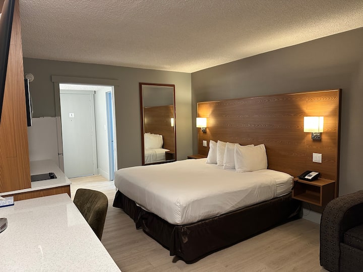 Cozy One Bed Stay | Hot Breakfast | Pool, Hot Tub - Medicine Hat