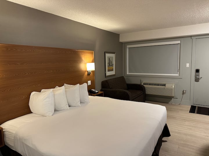 One Bed Kitchenette | Free Breakfast | Pool & Spa - Medicine Hat