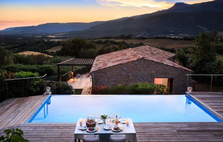 Villa En Pierre Avec Piscine Chauffée, En Corse. - Figari