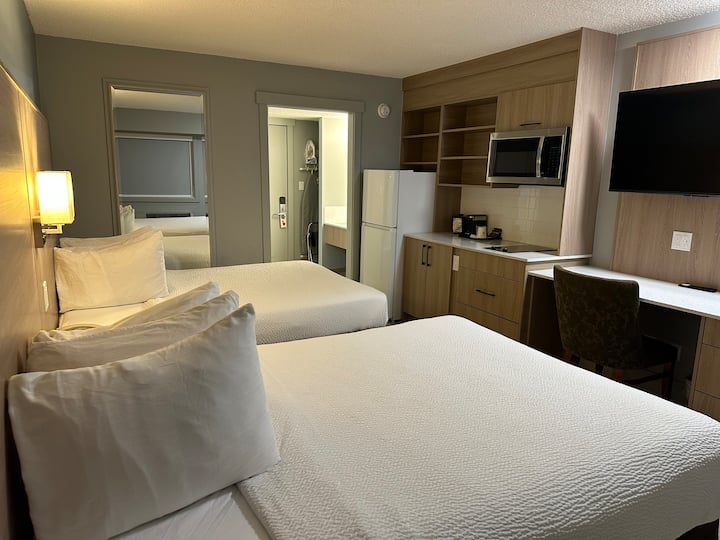 Two Beds + Kitchenette | Free Breakfast | Pool - Medicine Hat