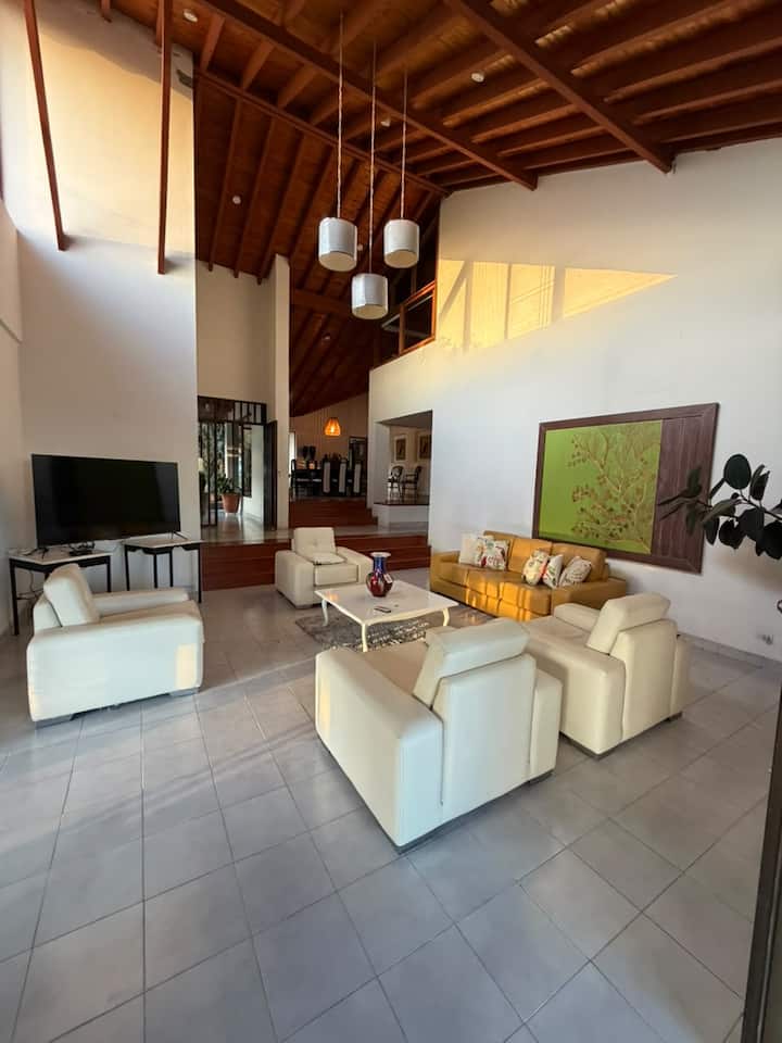 Finca En Pereira Con Piscina, Exelente Ubicación - Pereira, Colombia
