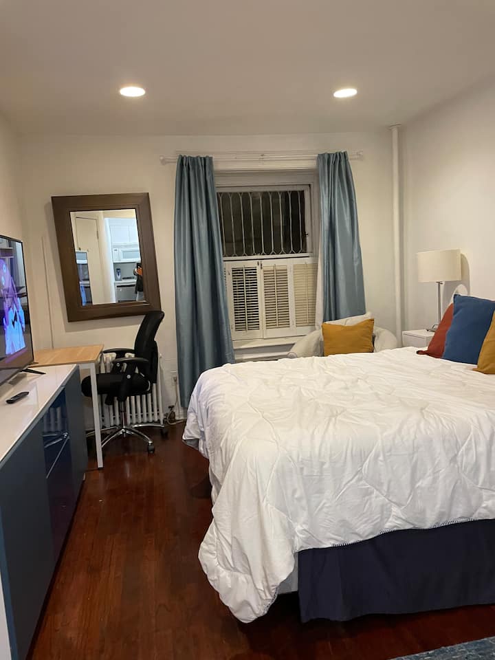 Private  Studio With Workstation  Museum Block Uws - New York