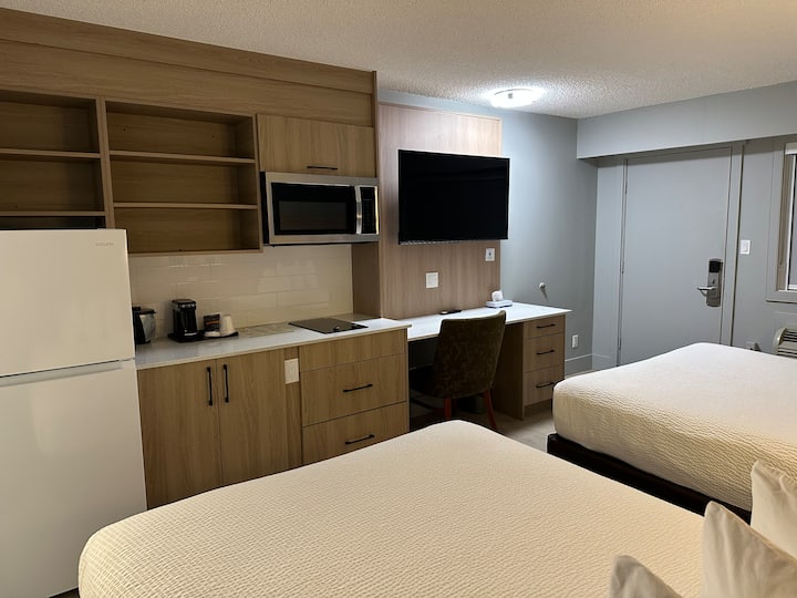 Two Bed Kitchenette | Free Breakfast | Pool & Spa - Medicine Hat