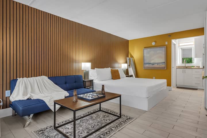 Stylish Kissimmee Studio Near Disney With Pool - Celebration, FL