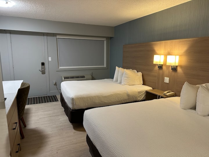 Two Beds | Hot Breakfast | Pool, Hot Tub & Sauna - Medicine Hat