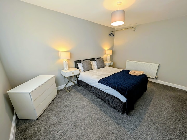 4 Bed House With 2 Toilets Perfect For Guests - Northwich