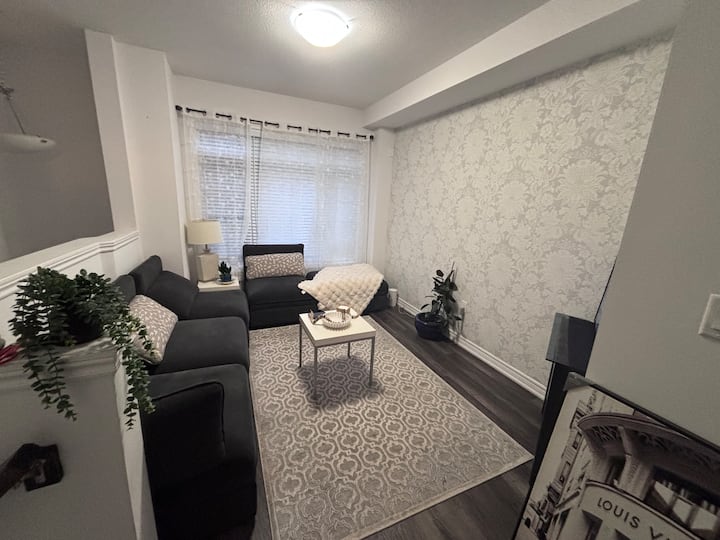 Cozy 4 Bedrooms Townhouse, Home Away From Home - Hamilton