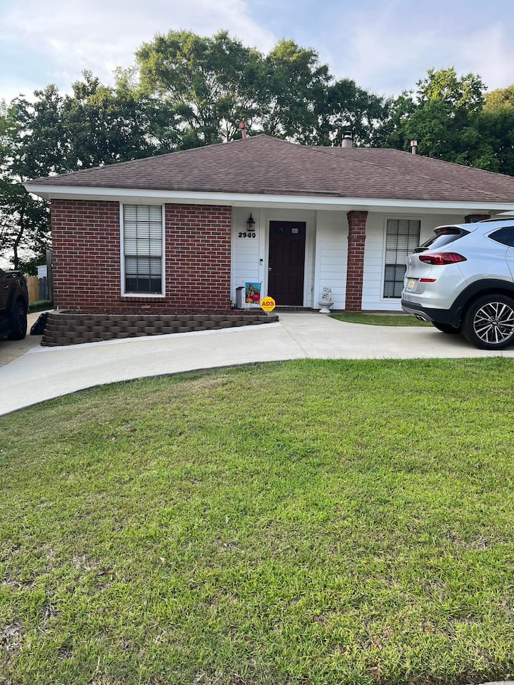 Close To Downtown & Interstates! Very Quiet Area - Montgomery, AL