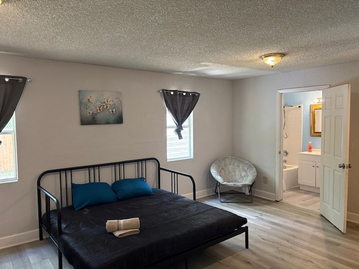 Cozy 4-bedroom House | Relax, Excellent Location - 오렌지 파크