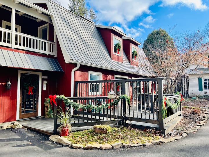 Rustic Blue Ridge Barn Retreat - Upper Level - Valle Crucis, NC