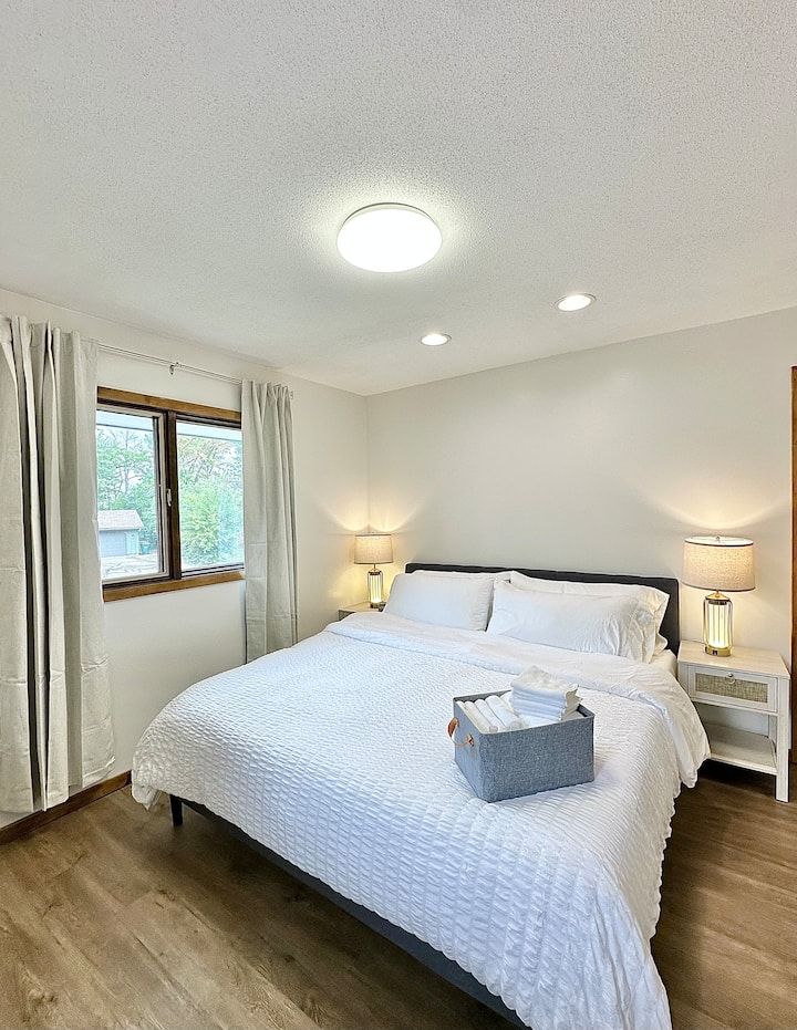 Charming Lakeville Residence  Quiet & Convenient - Lakeville, MN