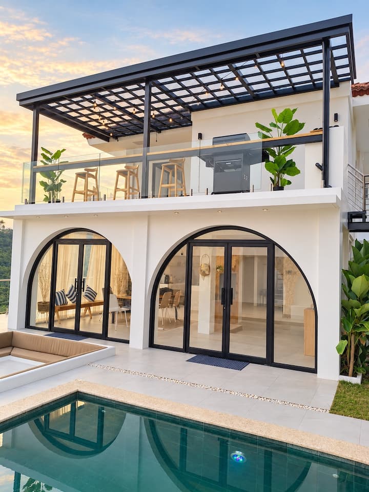 Modern Villa: Pool, Rooftop Lounge & City Views - Cebu