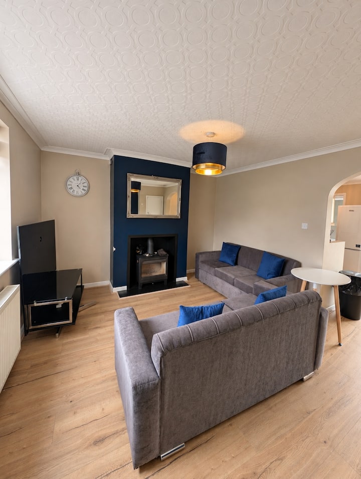 Spacious 3 Bed, 2 Receptions, 80ft Garden, Parking - Horsham