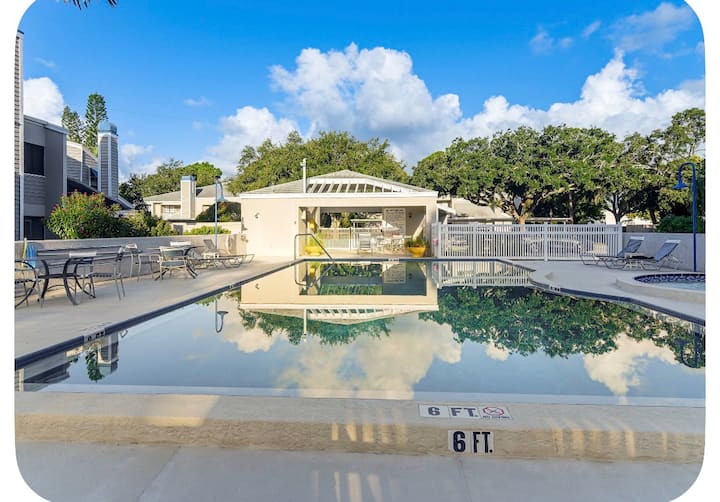Beautiful Golf 2 Bedroom 2 Bath Condo - Pinellas Park, FL