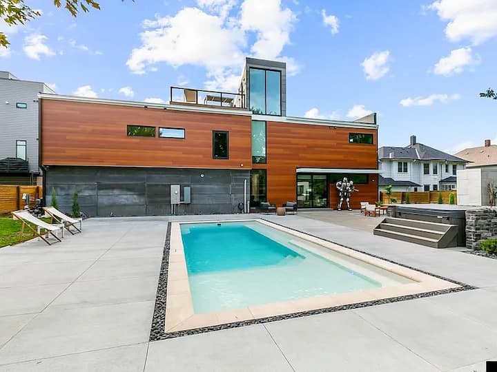 Downtown Omaha Oasis | Pool, Hot Tub, Sleeps 16+ - Omaha, NE