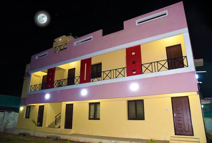 Kumbakonam Inn Stay - Family Quad Bed- Homely Stay - Kumbakonam