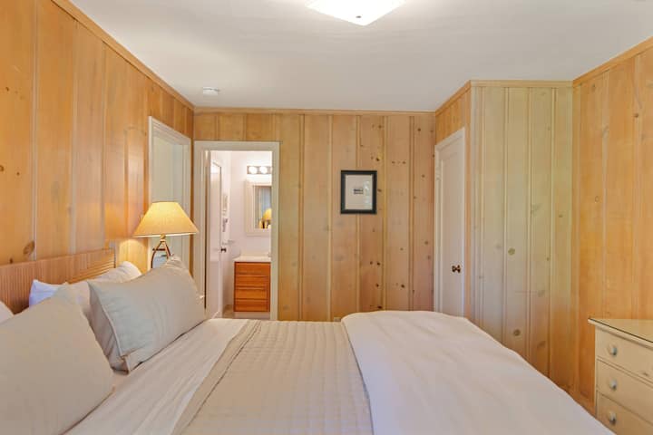 King Bed With Livingroom And Kitchenette - Calistoga, CA
