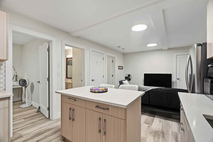 2 Bedroom Comfort Suite In Gorgeous Neighborhood - Surrey