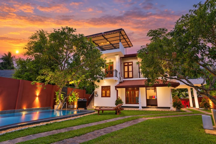 Hikka Shells | 4br Pool Villa, 7 Min To Beach - Hikkaduwa