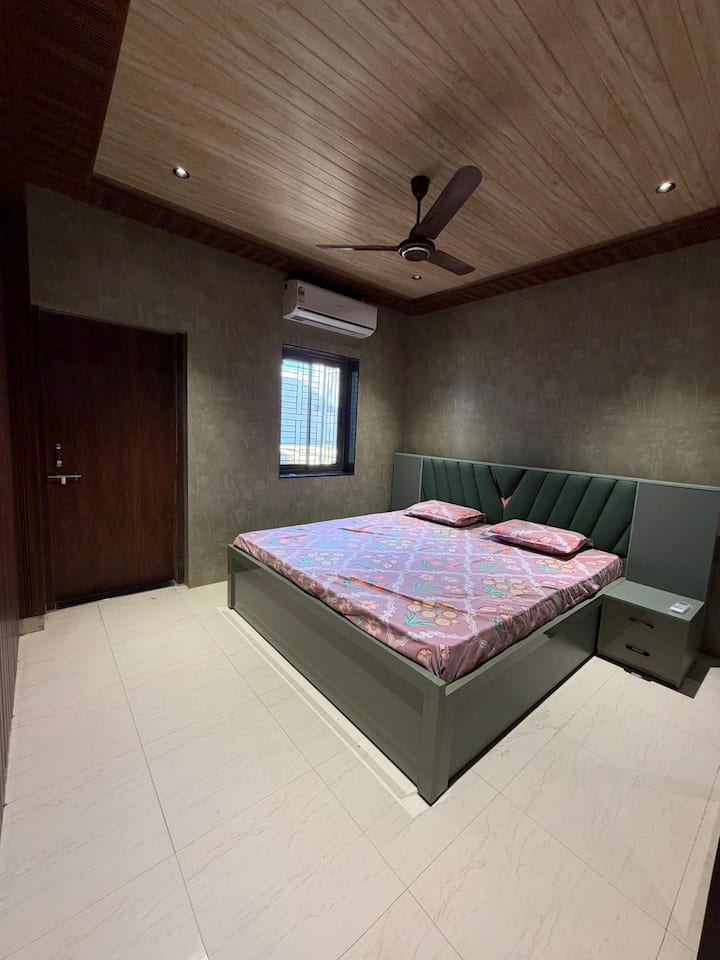 Newly Designed Flat, Best For Family & Friends - Surat