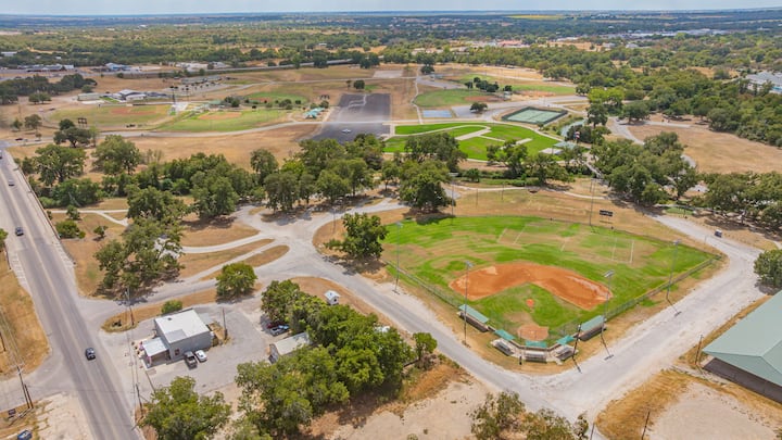 The Ballpark House | Walk To Park & Downtown - Stephenville, TX