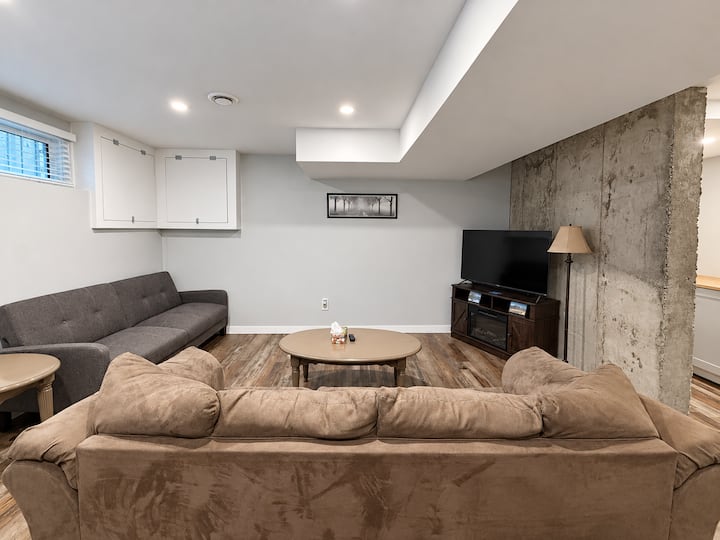 Cozy 2-bedroom Suite With Full Kitchen & Laundry - Thunder Bay
