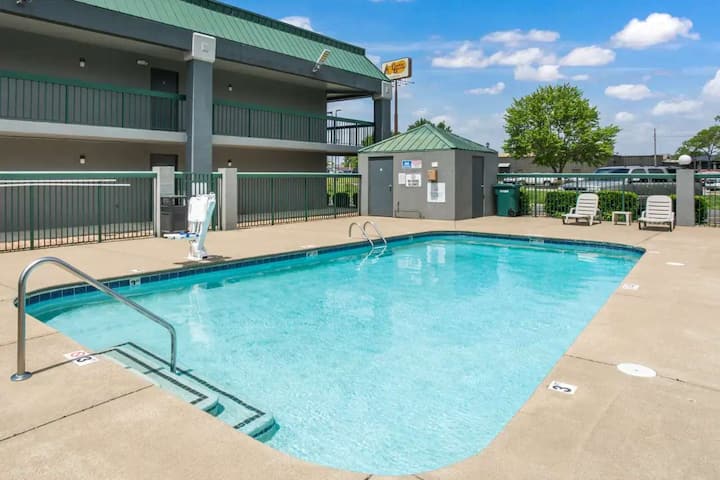 Near Cumberland University + Free Breakfast & Pool - Lebanon, TN
